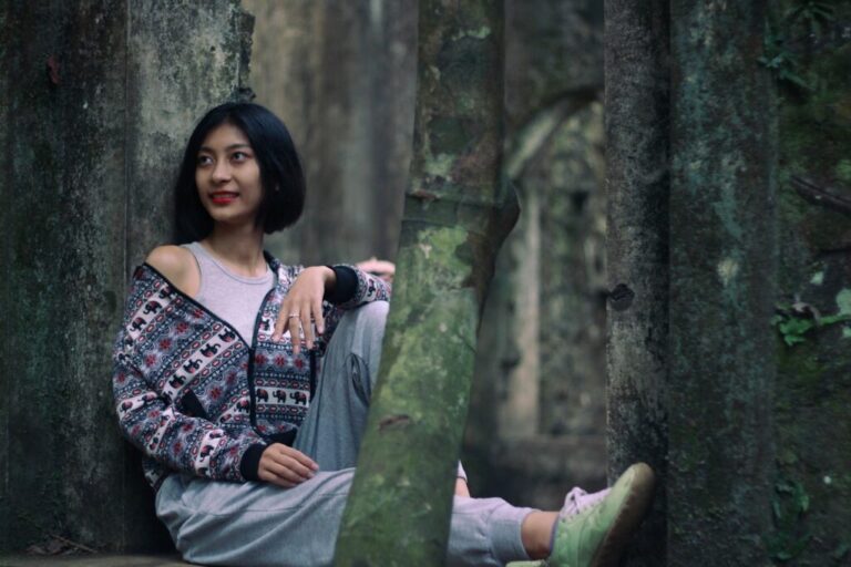 Female-to-Female Attraction Signs: 8 Physical Signs