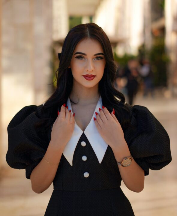 10 Perfect Words To Describe A Beautiful Woman | Smash Negativity